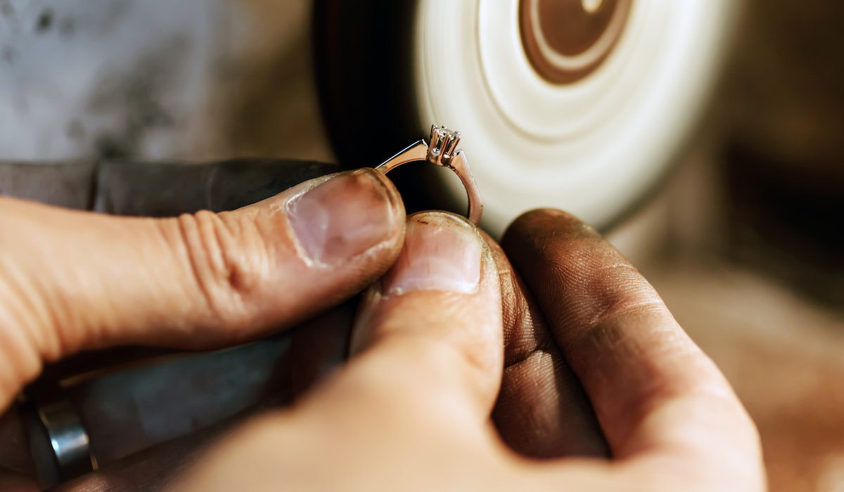 How to Set a Stone in a Prong Setting? (All You Need to Know) - Hazel ...