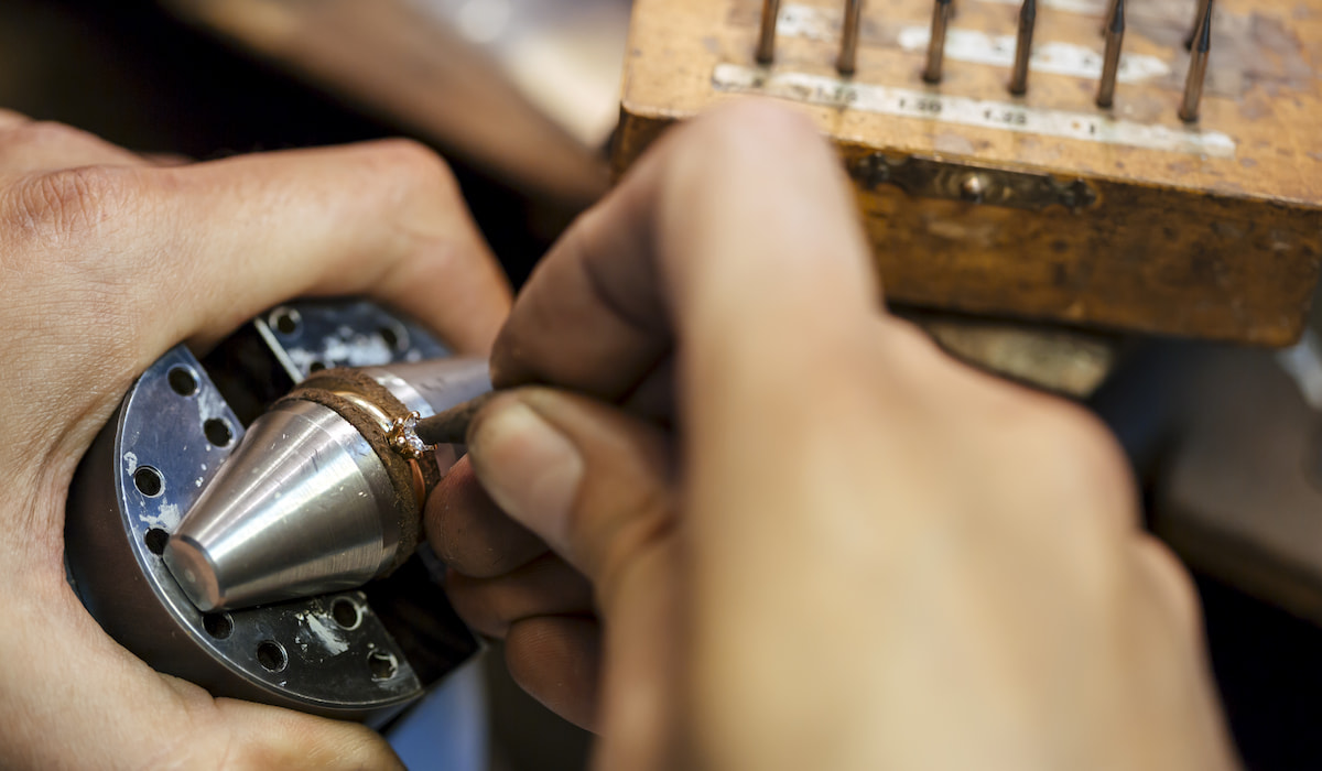 How to Set a Stone in a Prong Setting? (All You Need to Know) - Hazel ...